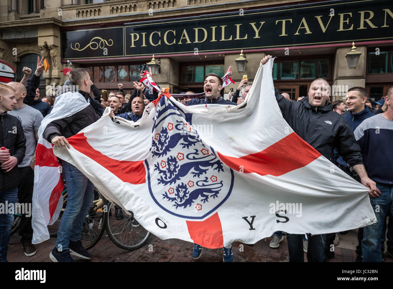 About 1,000 attend right-wing ‘Unite Against Hate' anti-Islamic march ...
