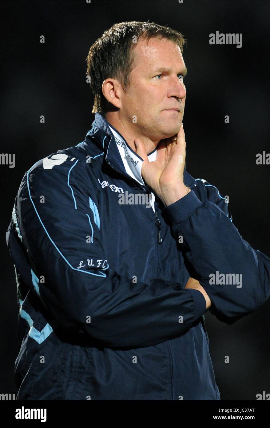 SIMON GRAYSON LEEDS UTD MANAGER KEEPMOAT STADIUM DONCASTER ENGLAND 17 ...