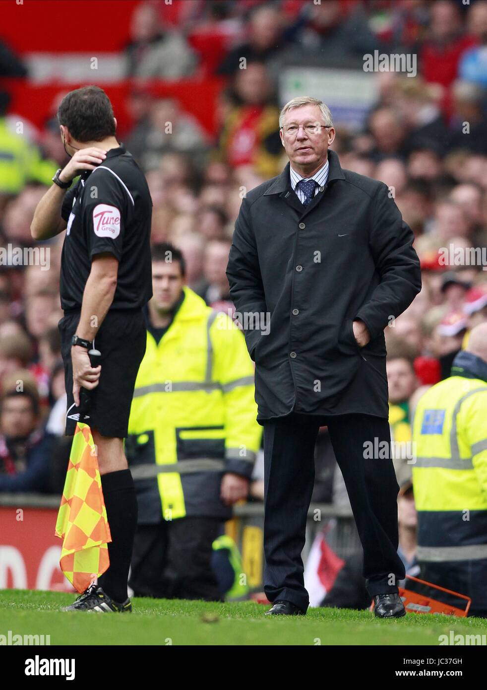 SIR ALEX FERGUSON & LINES MAN MANCHESTER UNITED V LIVERPOOL OLD ...
