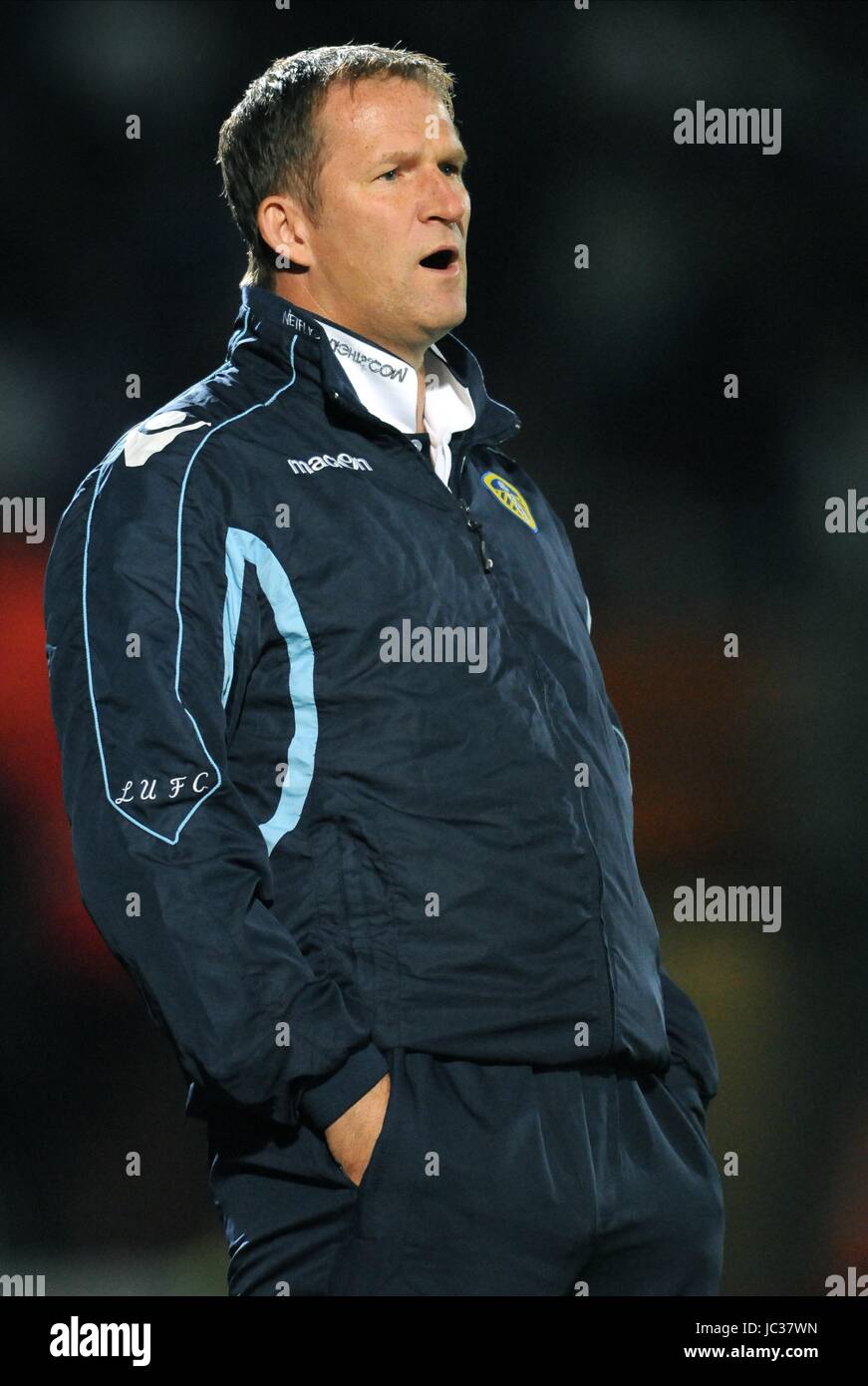 SIMON GRAYSON LEEDS UTD MANAGER LEEDS UTD MANAGER KEEPMOAT STADIUM ...