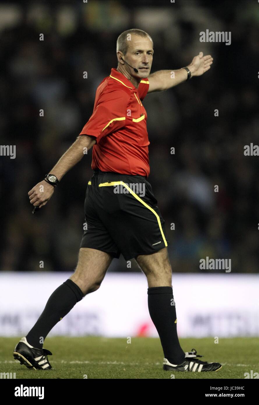 MARTIN ATKINSON FOOTBALL REFEREE FOOTBALL REFEREE PRIDE PARK DERBY ...