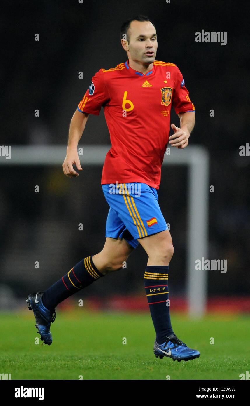 ANDRES INIESTA SPAIN FC BARCELONA SPAIN & FC BARCELONA HAMPDEN PARK ...