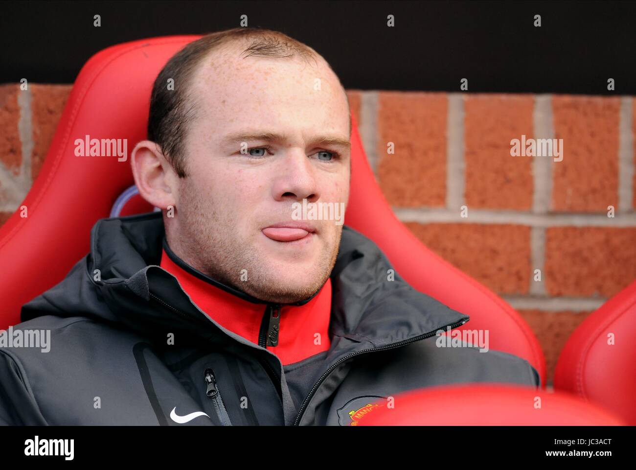 Wayne rooney sat on bench hi-res stock photography and images - Alamy