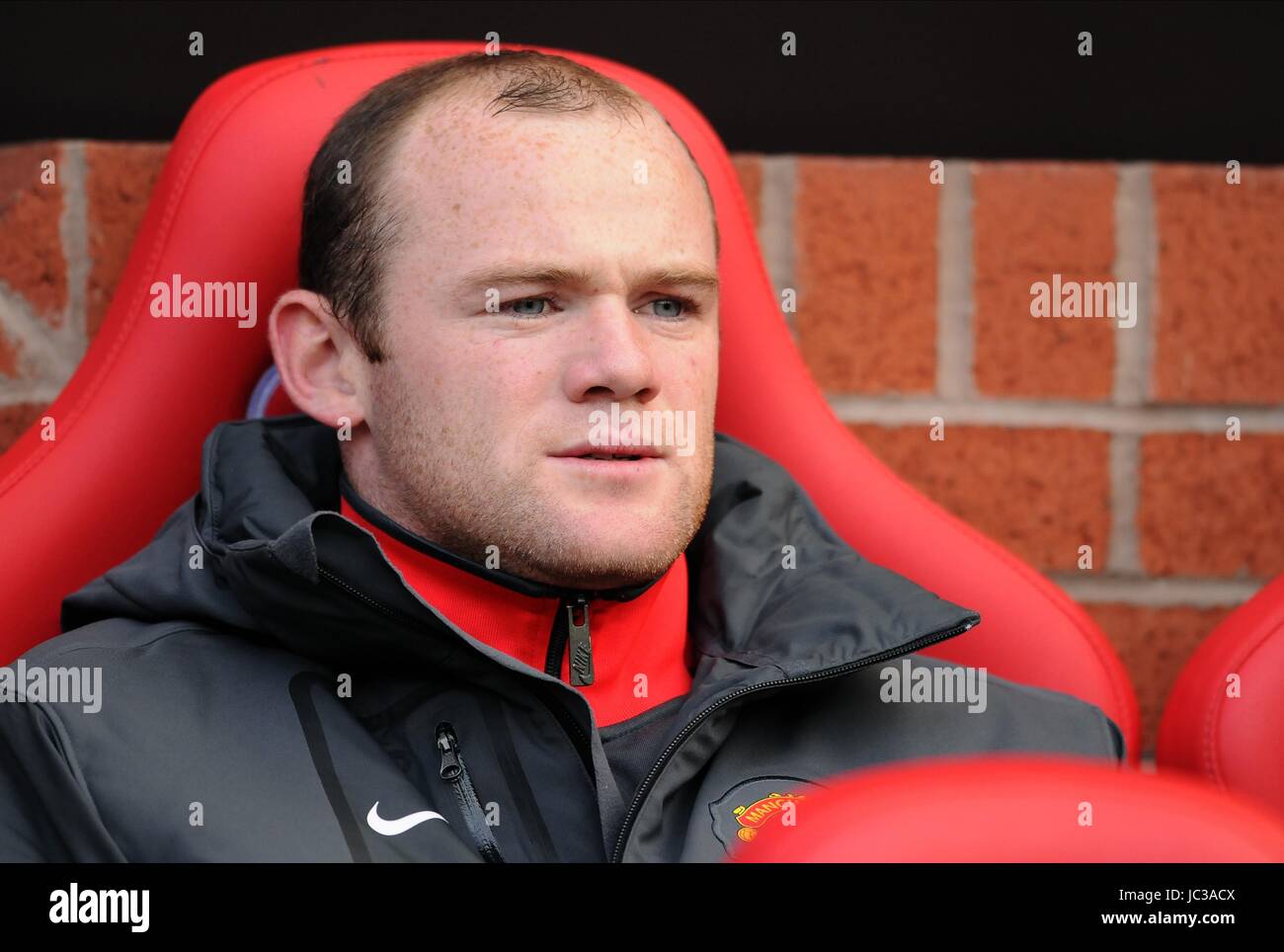 Wayne rooney sat on bench hi-res stock photography and images - Alamy