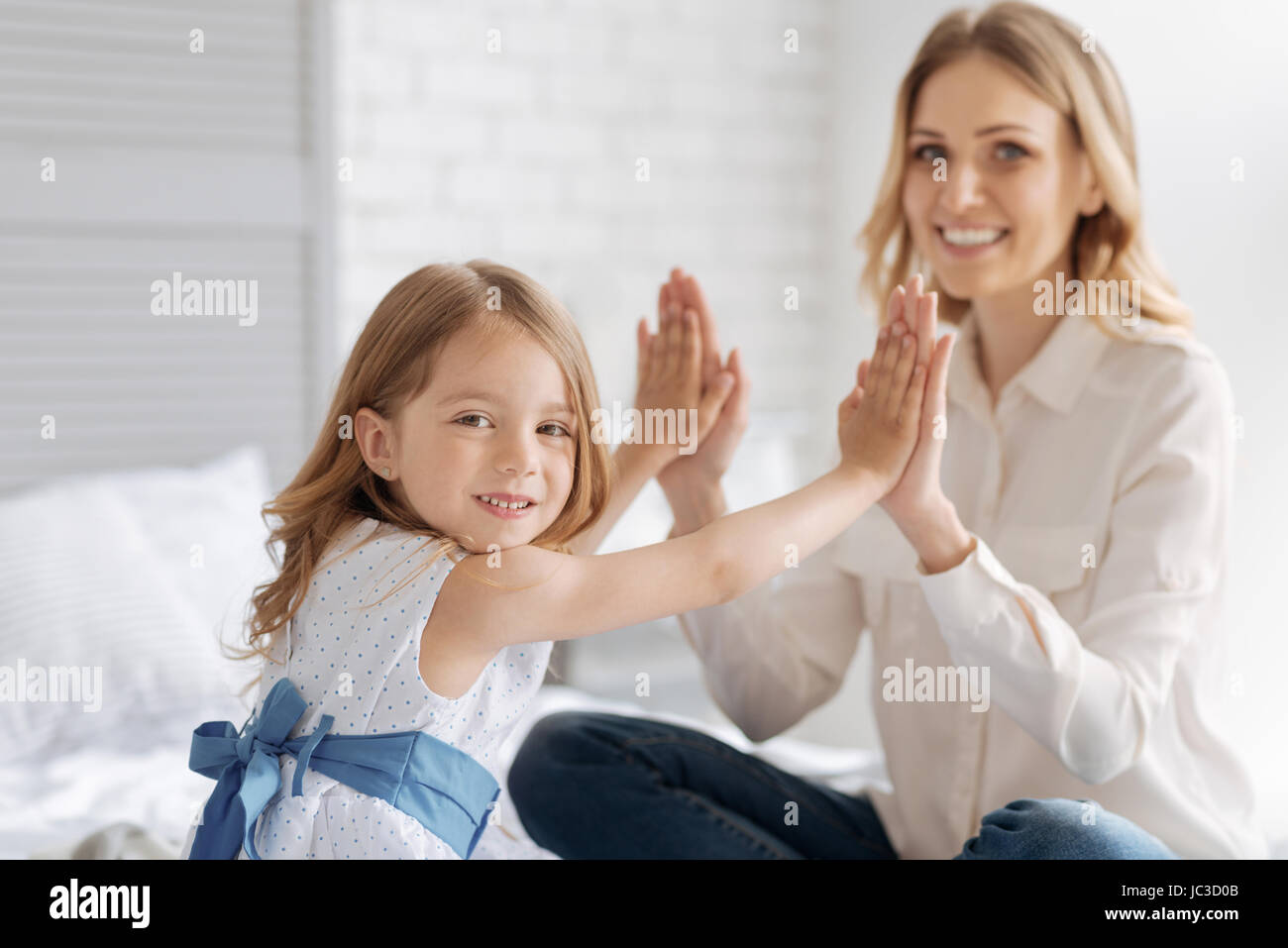 Daughter and mother comparing the sizes of their hands Stock Photo - Alamy