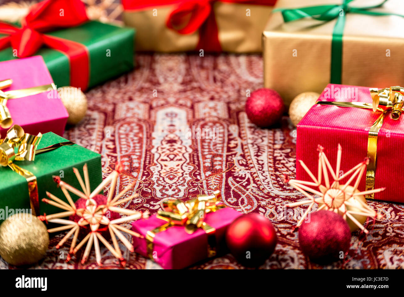 Circular arrangement of plain Christmas presents wrapped in green, red ...