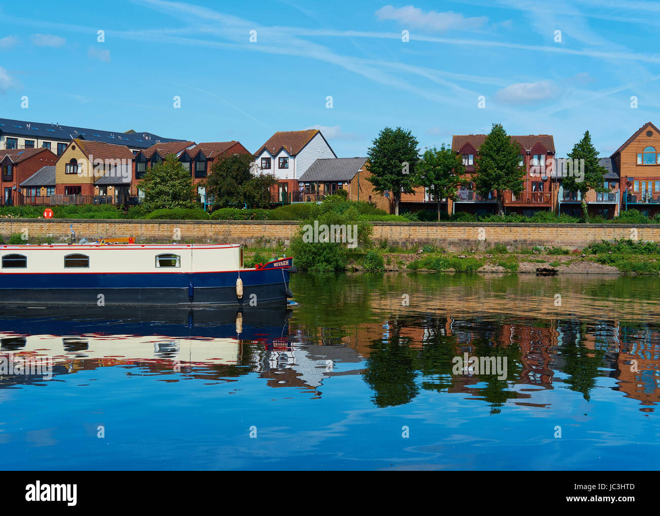 Riverside houses properties housing hi-res stock photography and images ...