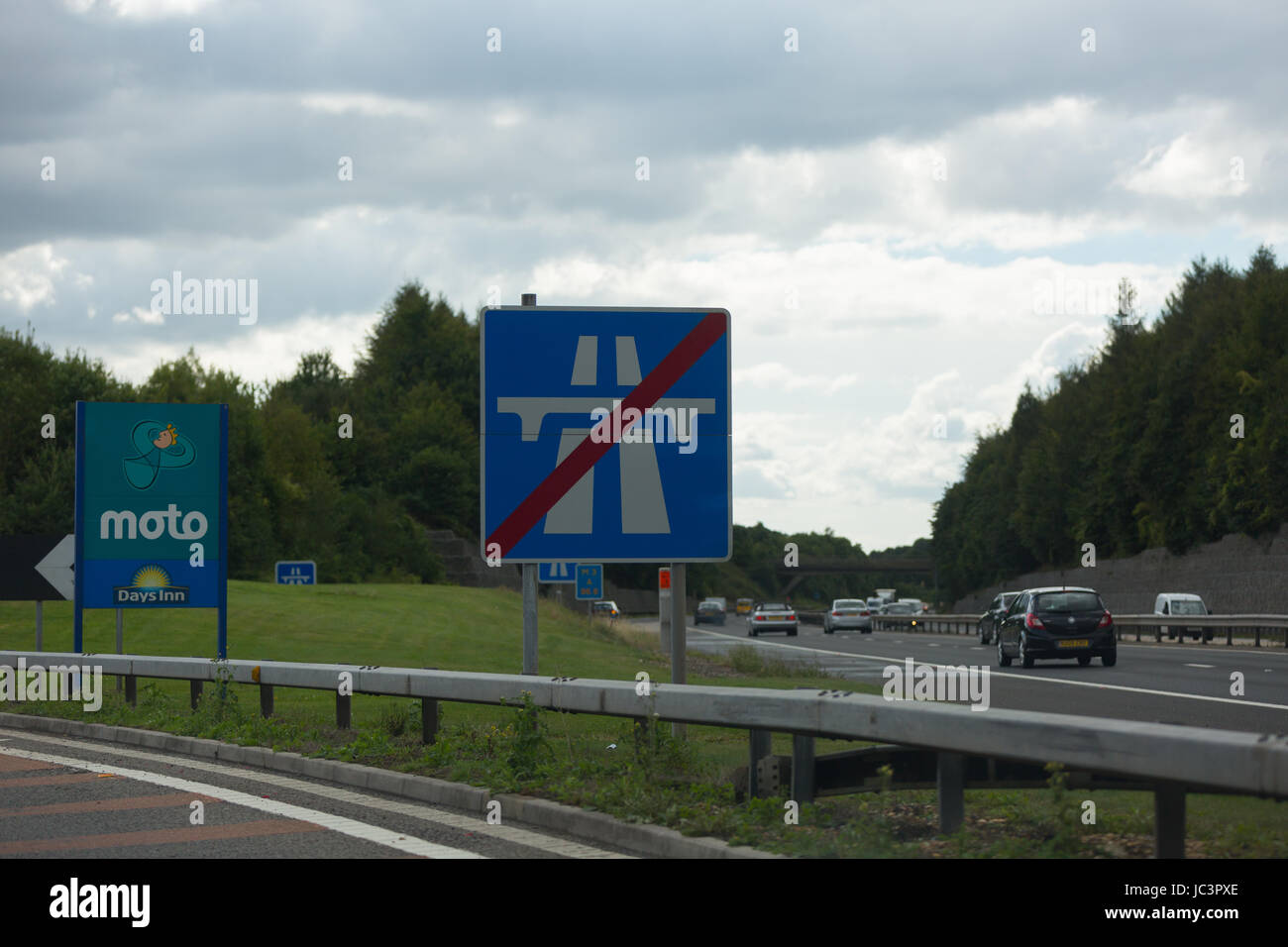 End motorway sign hi-res stock photography and images - Alamy