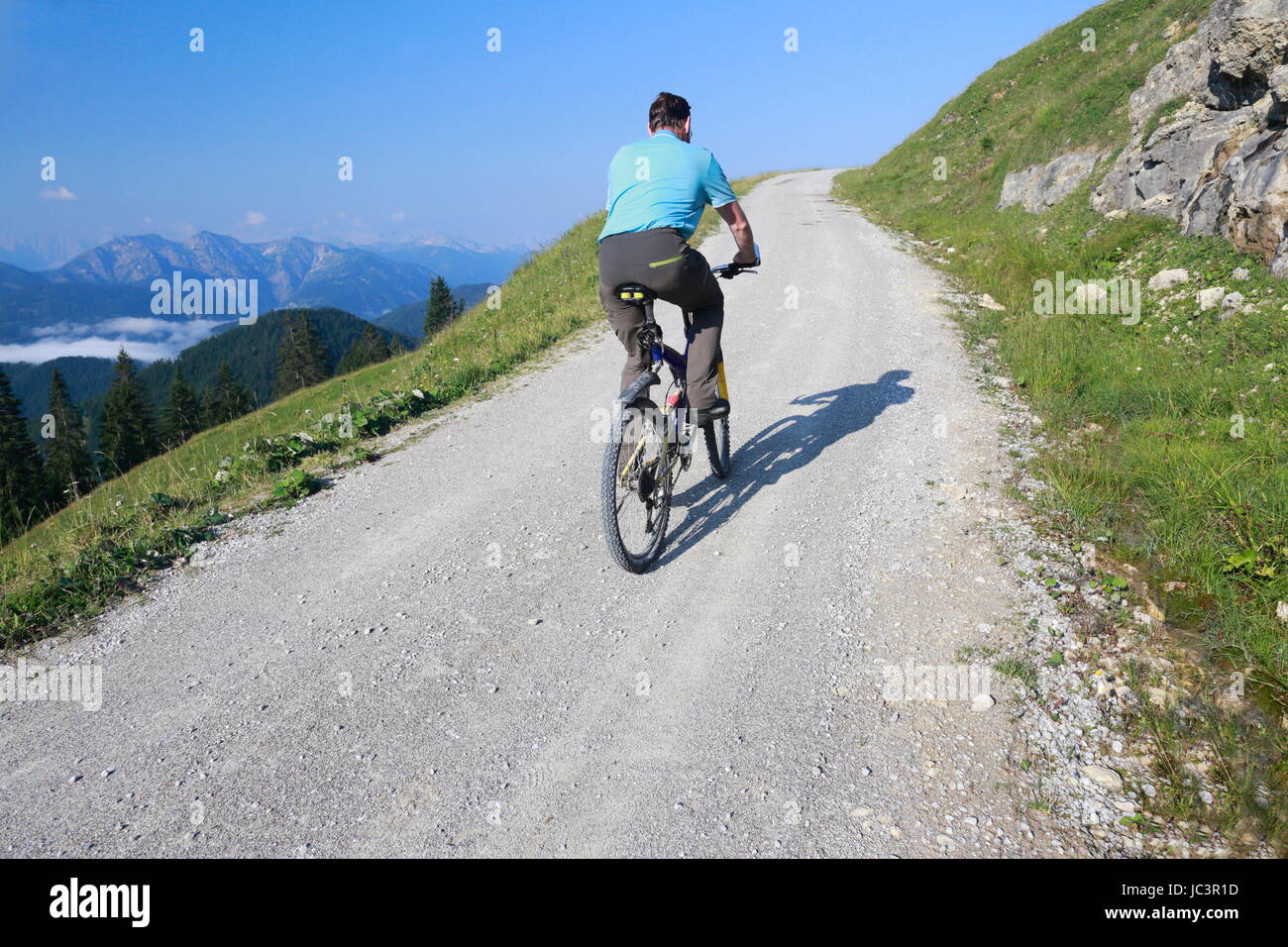 Radfahrer in den Bergen Stock Photo - Alamy