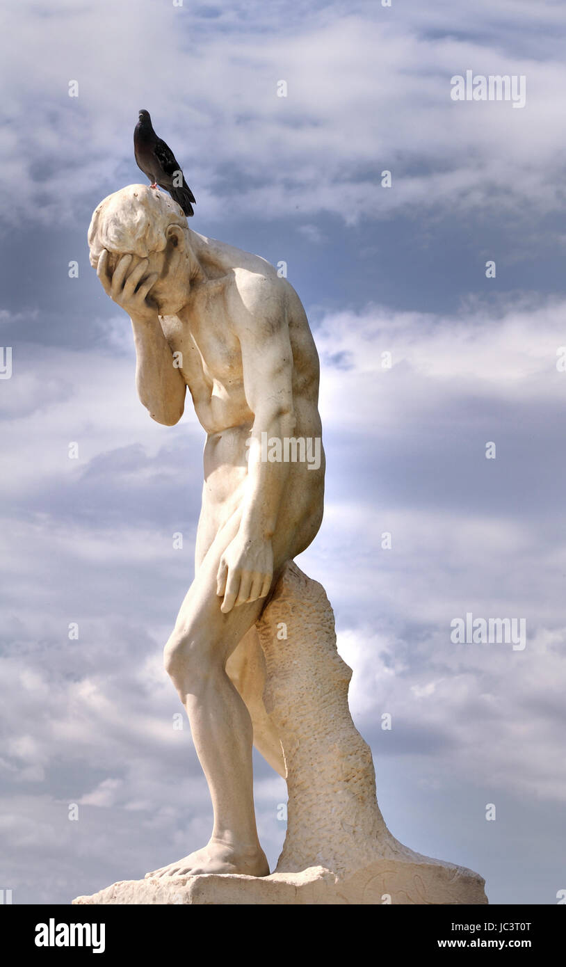 Dramatic statue hi-res stock photography and images - Alamy
