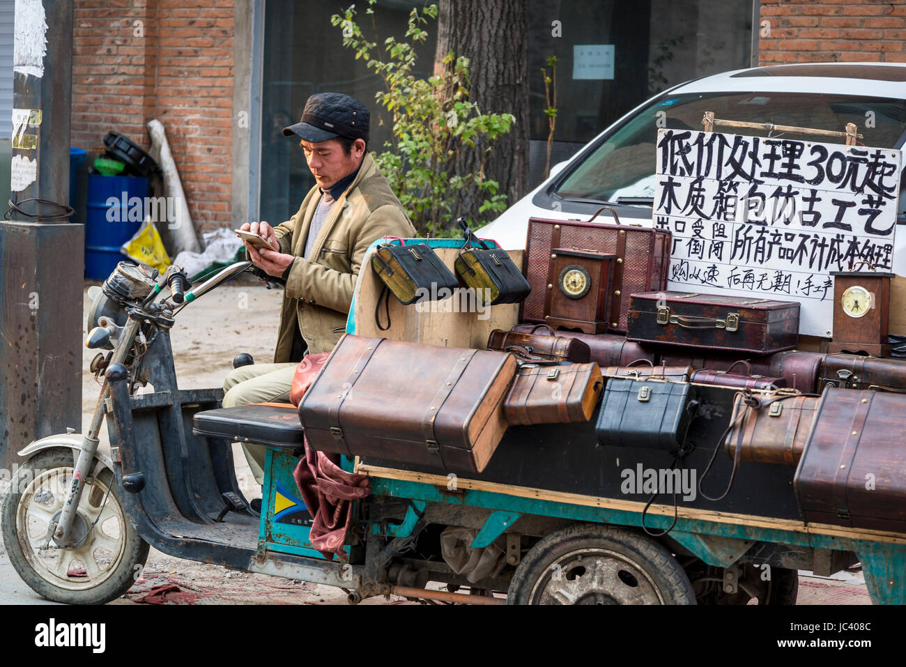 Man selling bags hi-res stock photography and images - Alamy