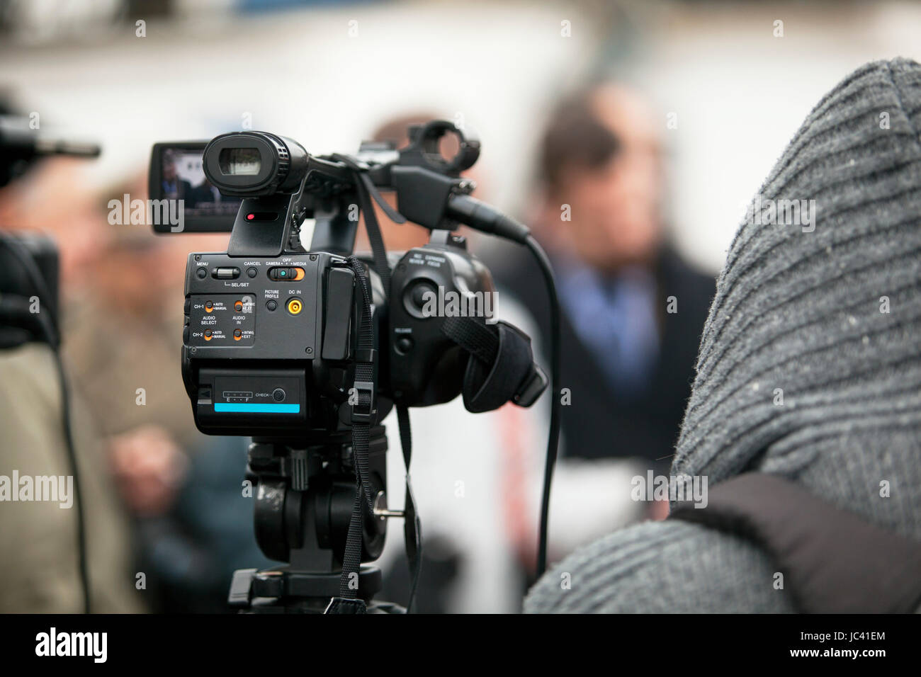 video camera cameraman Stock Photo - Alamy