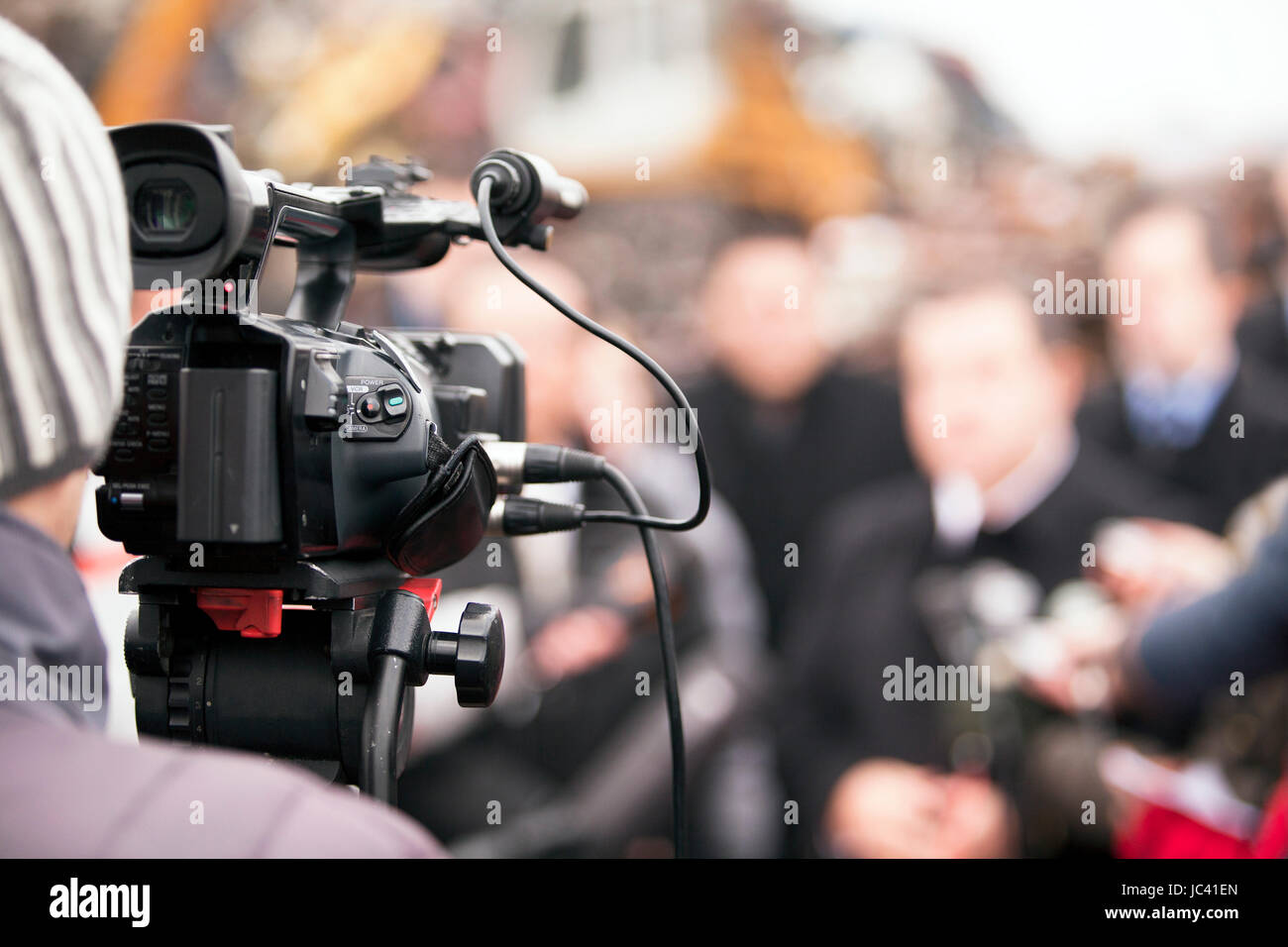 video camera cameraman Stock Photo - Alamy
