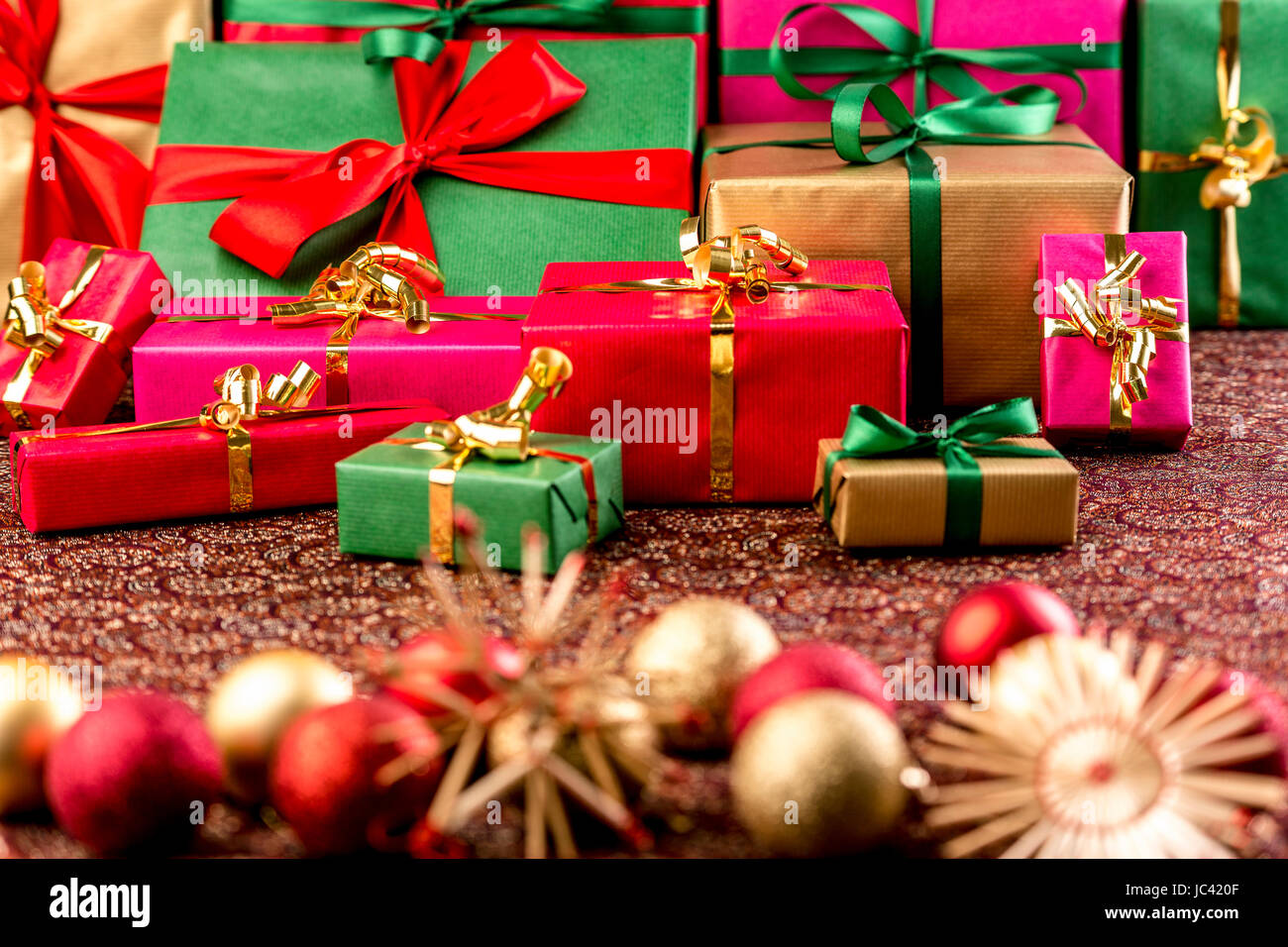 Wrapped gifts piled up hi-res stock photography and images - Alamy