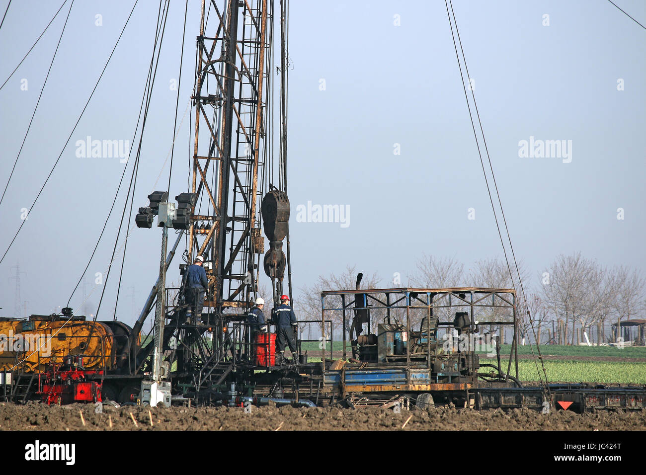 Worker on oil rig hi-res stock photography and images - Alamy