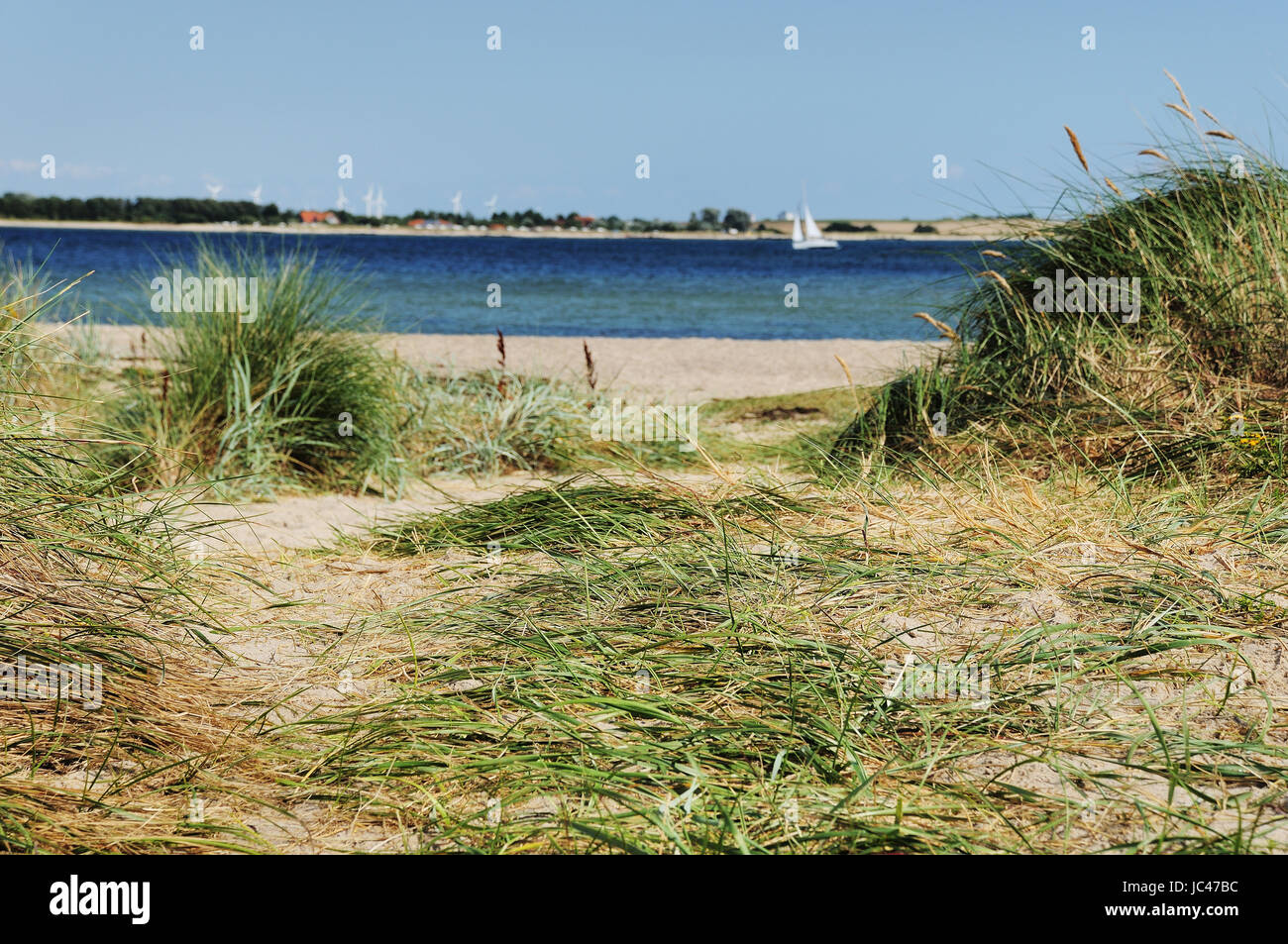 Dünen Strand Fehmarn Meer und Segelschiff Stock Photo - Alamy