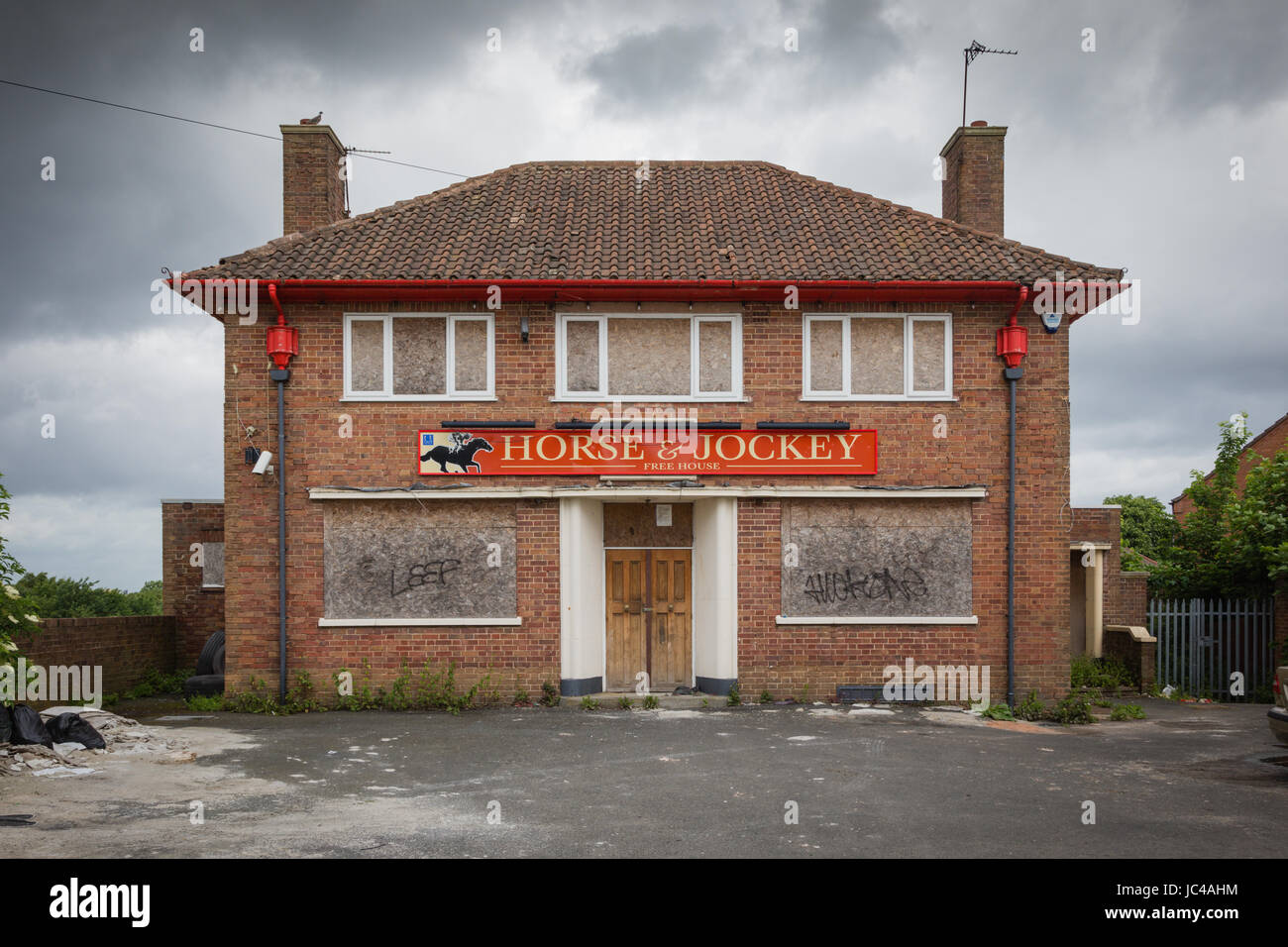 Public house closed hi-res stock photography and images - Alamy