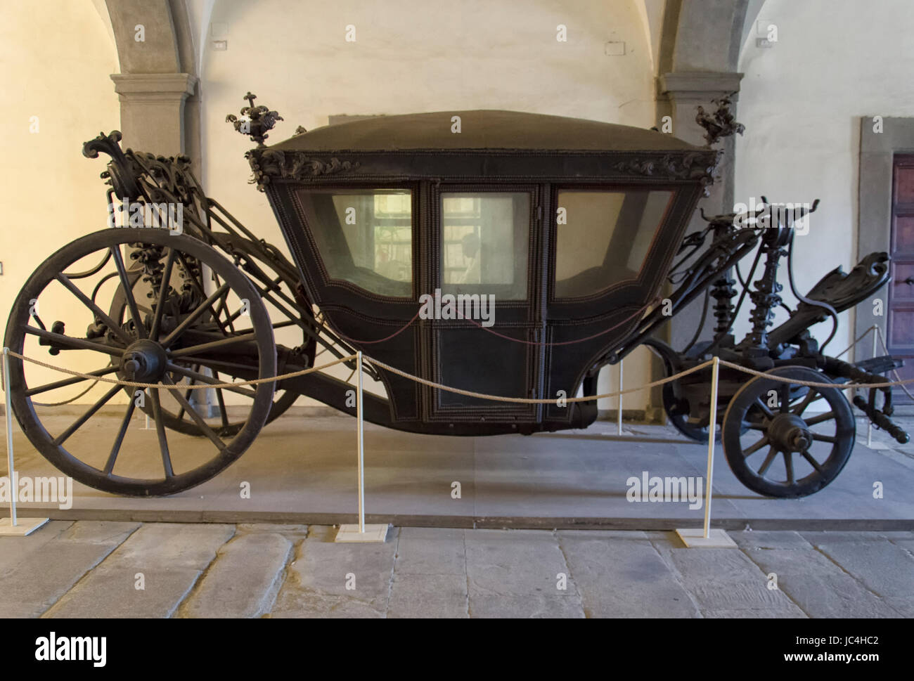 Enclosed horse drawn carriage hi-res stock photography and images - Alamy