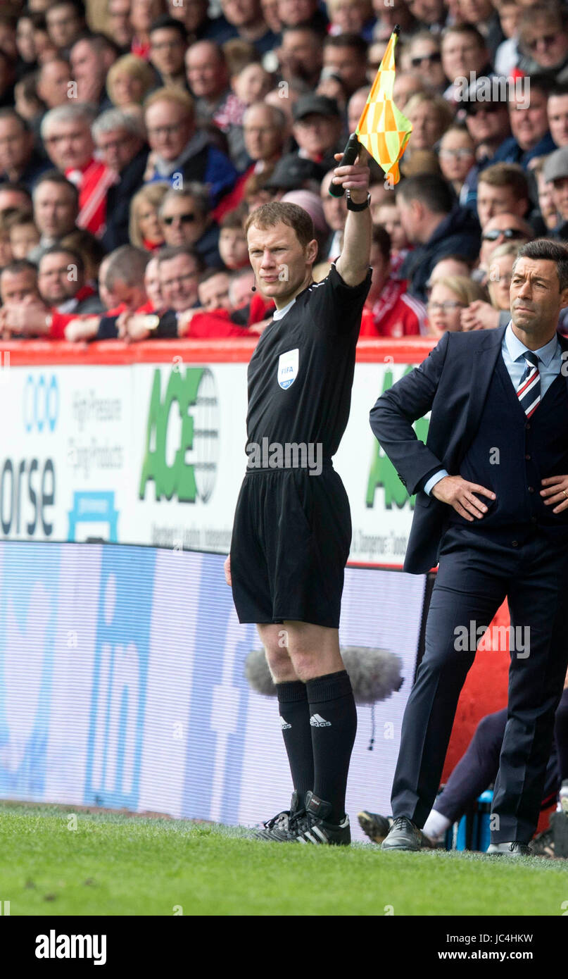 Assistant referee stuart stevenson hi-res stock photography and images ...