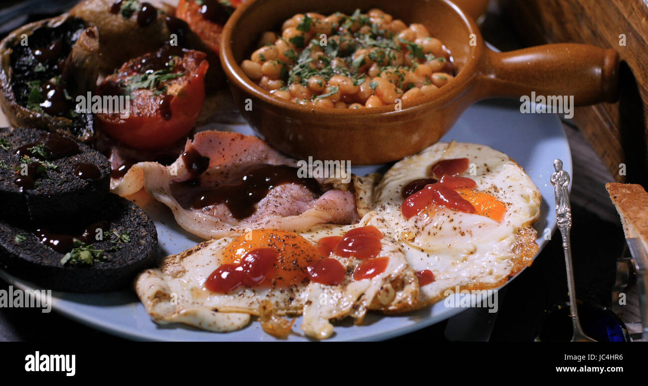 close up view of a full cooked English breakfast Stock Photo - Alamy