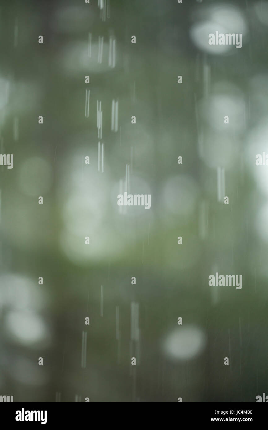 Rain drops falling hi-res stock photography and images - Alamy