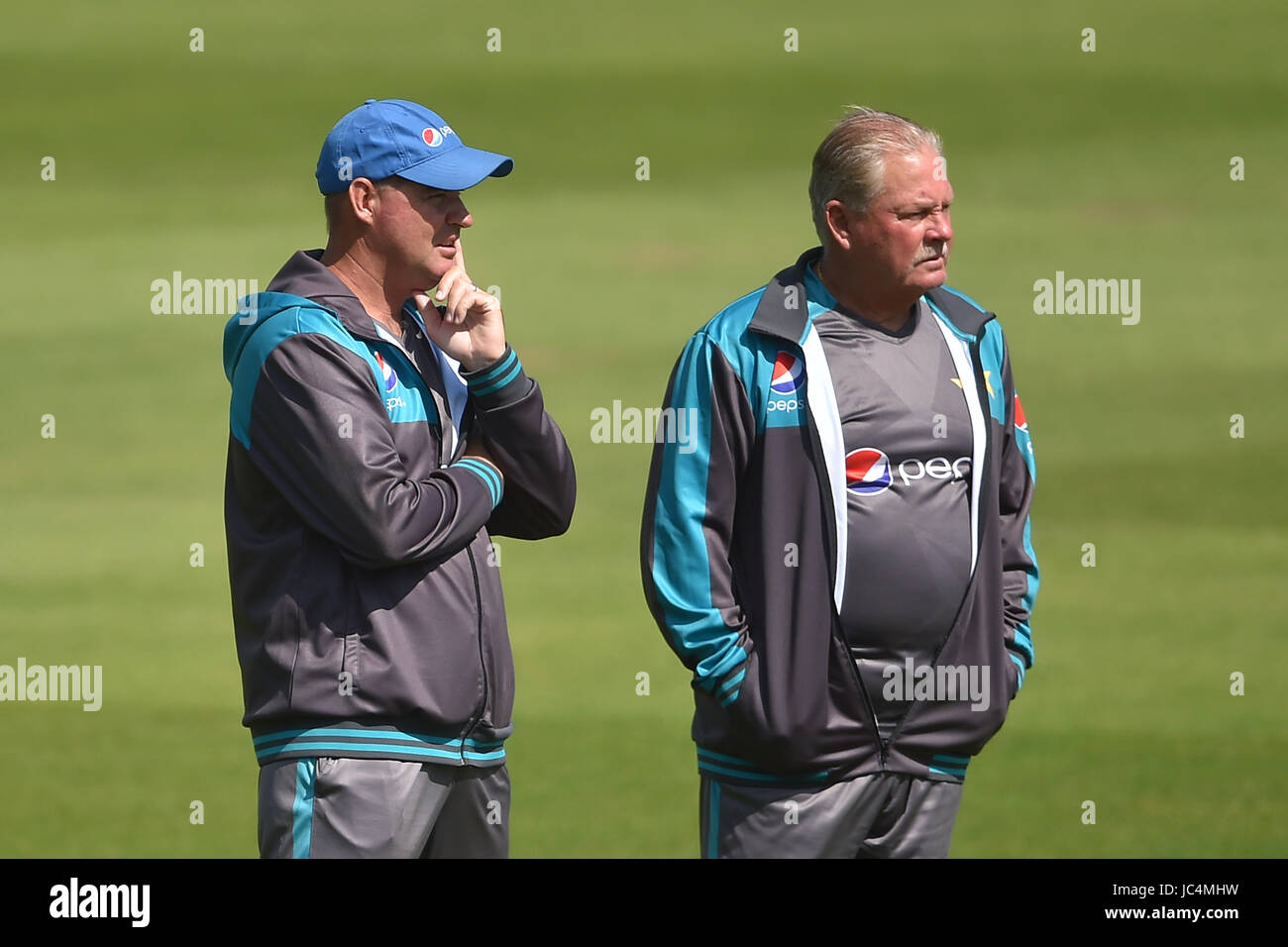 Pakistan coach Mickey Arthur (left) and fielding coach Steve Rixon ...