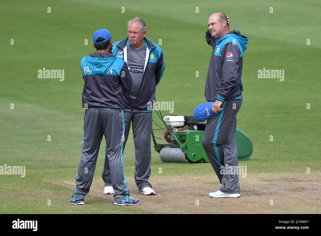 (left to right) Pakistan captain Sarfraz Ahmed , fielding coach Steve ...