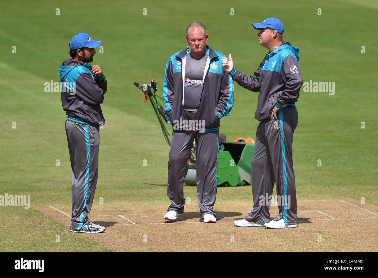 (left to right) Pakistan captain Sarfraz Ahmed , fielding coach Steve ...
