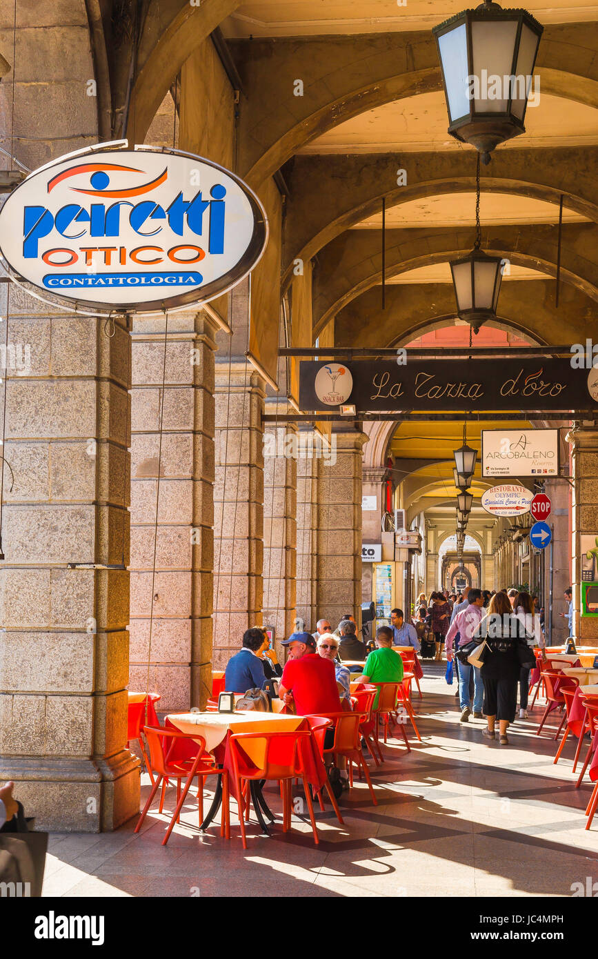 People inside cafe hi-res stock photography and images - Alamy