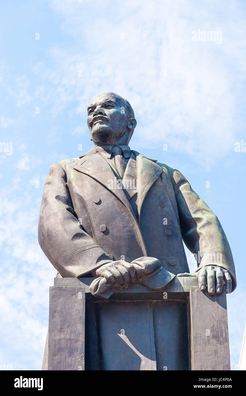 Bronze Statue of Vladimin Lenin, Minsk Belarus Stock Photo - Alamy