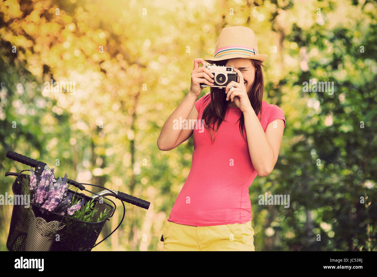 Retro photographer using old camera Stock Photo - Alamy