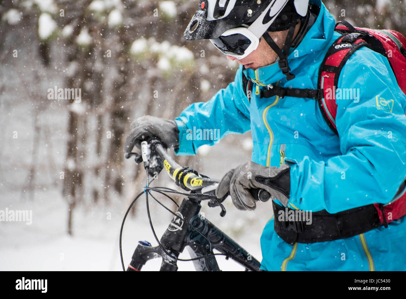 Fat man side view hi-res stock photography and images - Alamy