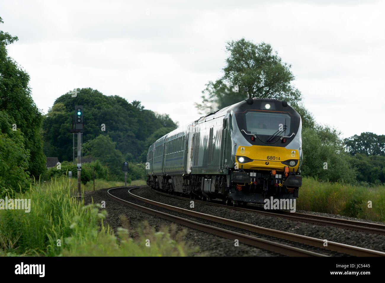 A class 68 diesel locomotive pulling a Chiltern Railways Mainline train ...