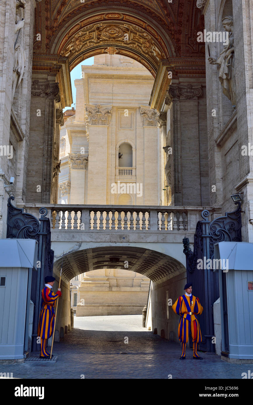 Vatican Swiss Guards standing sentry by St. Peter's Basilica (Basilica ...