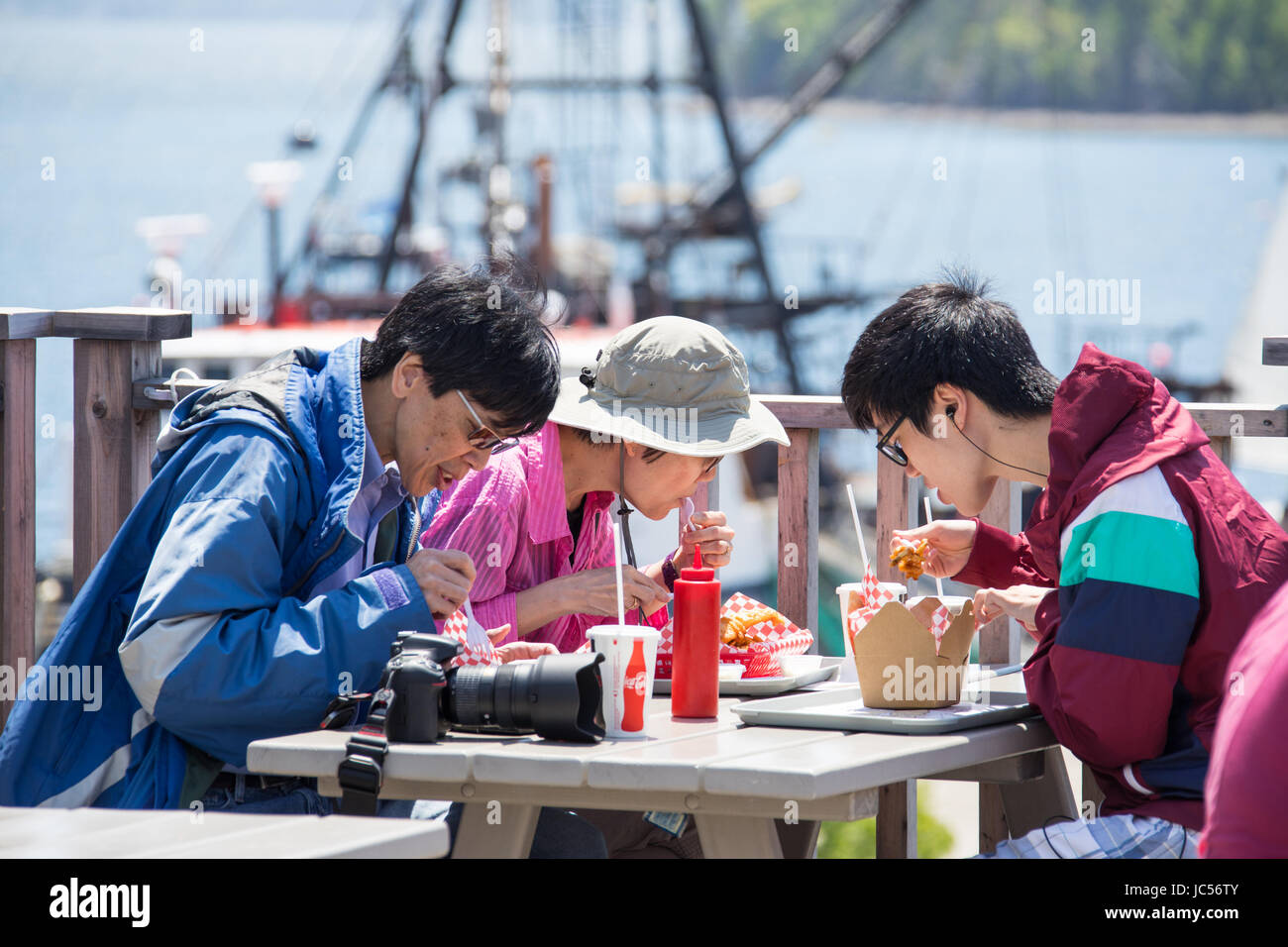 Chinese family eating restaurant hi-res stock photography and images ...