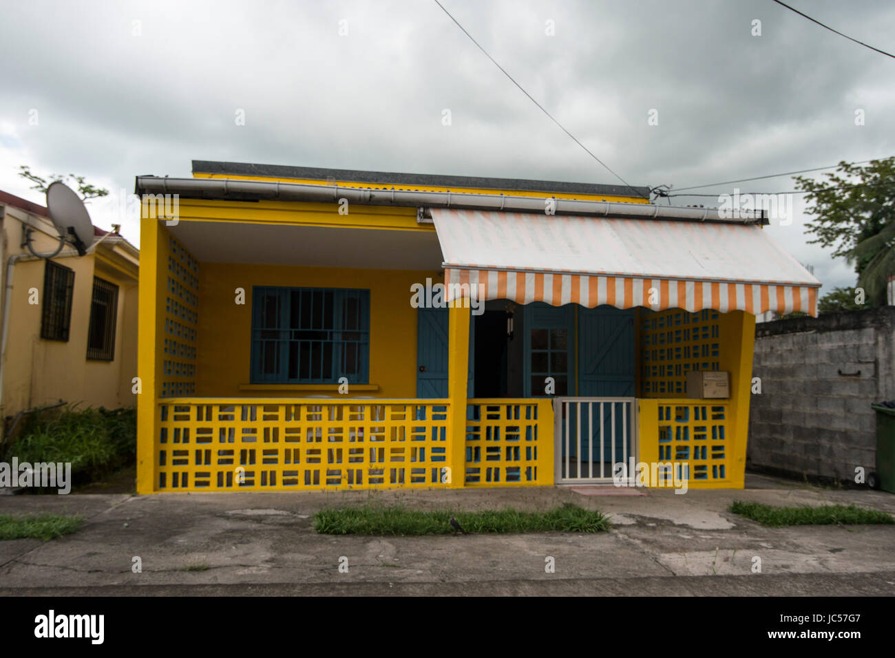 little yellow house Stock Photo - Alamy