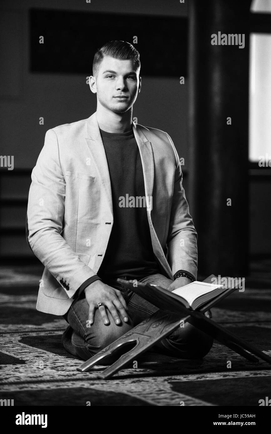 Prayer mosque Black and White Stock Photos & Images - Alamy