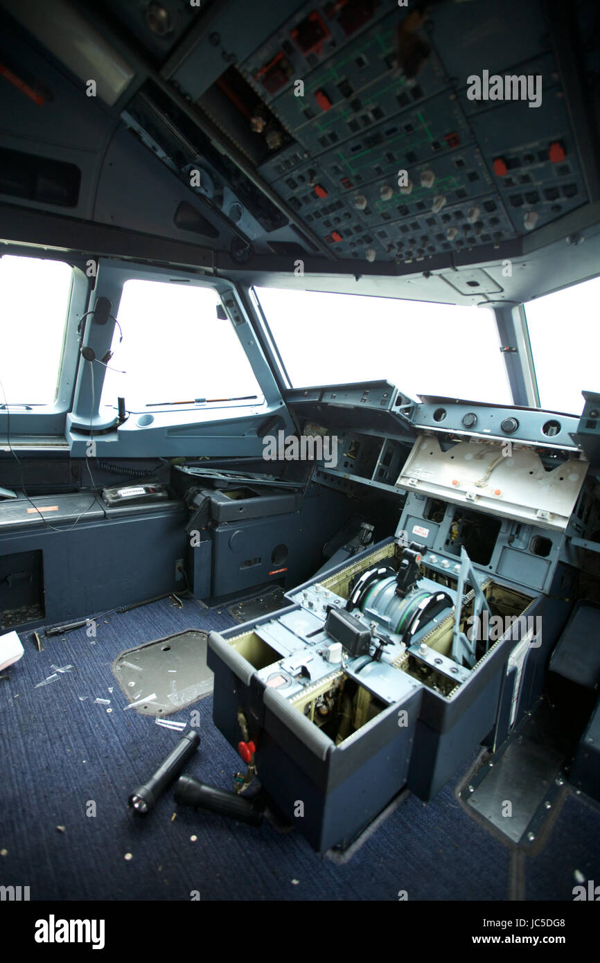 Inside jet engine hi-res stock photography and images - Alamy