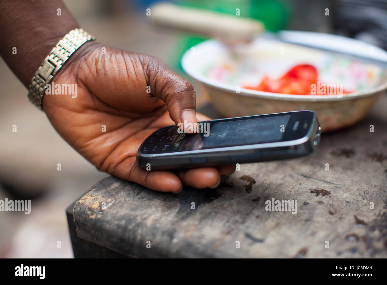 Mobile phone text women hi-res stock photography and images - Alamy