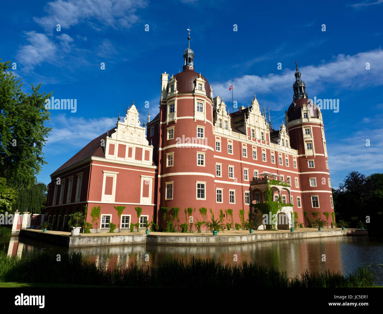 Schloss Muskau im Fürst-Pückler-Park in Bad Muskau Stock Photo - Alamy