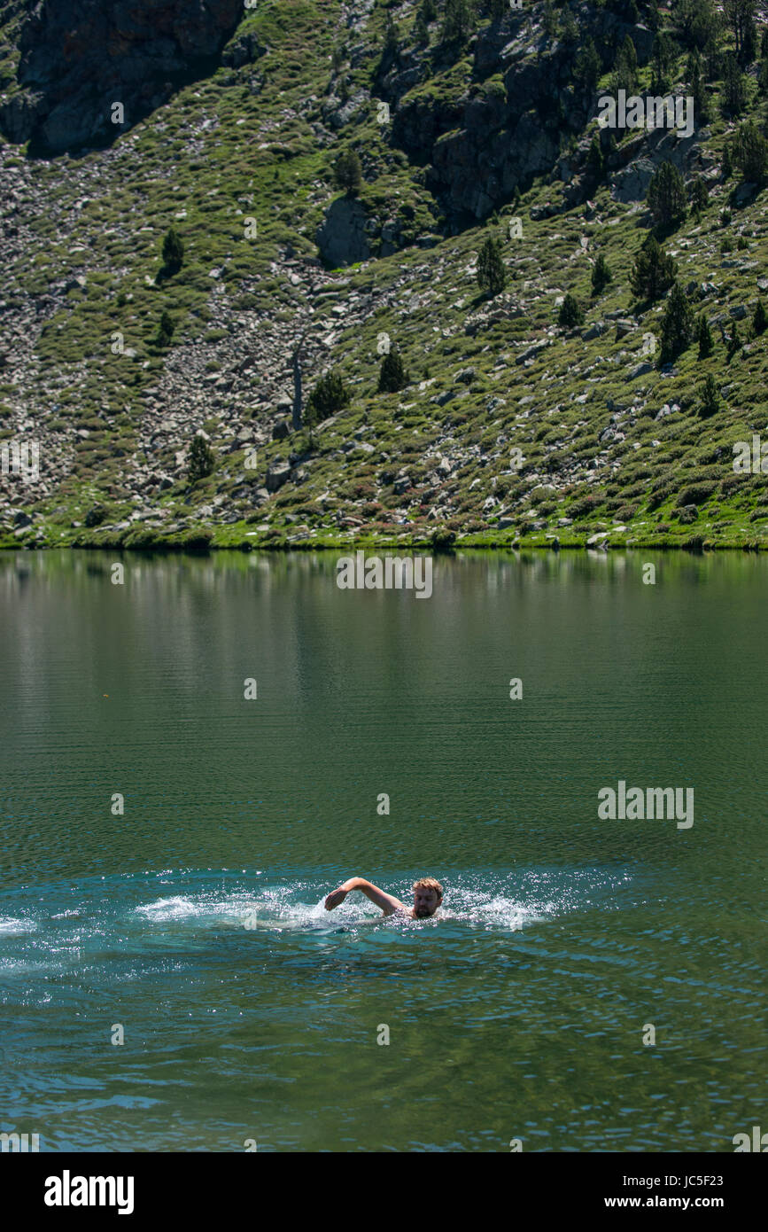 Two mountain bikers ride down hi-res stock photography and images - Alamy