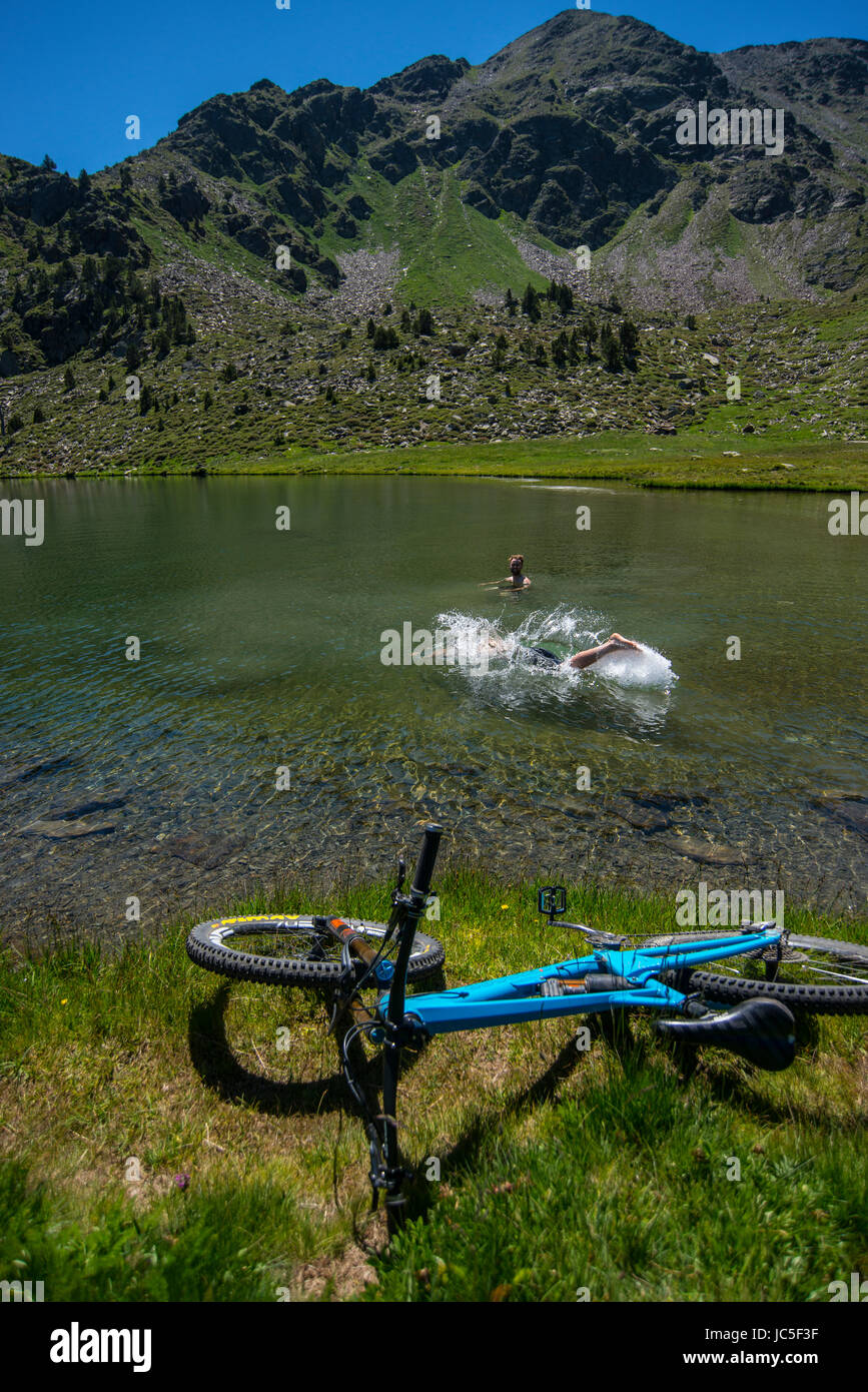 Two mountain bikers ride down hi-res stock photography and images - Alamy
