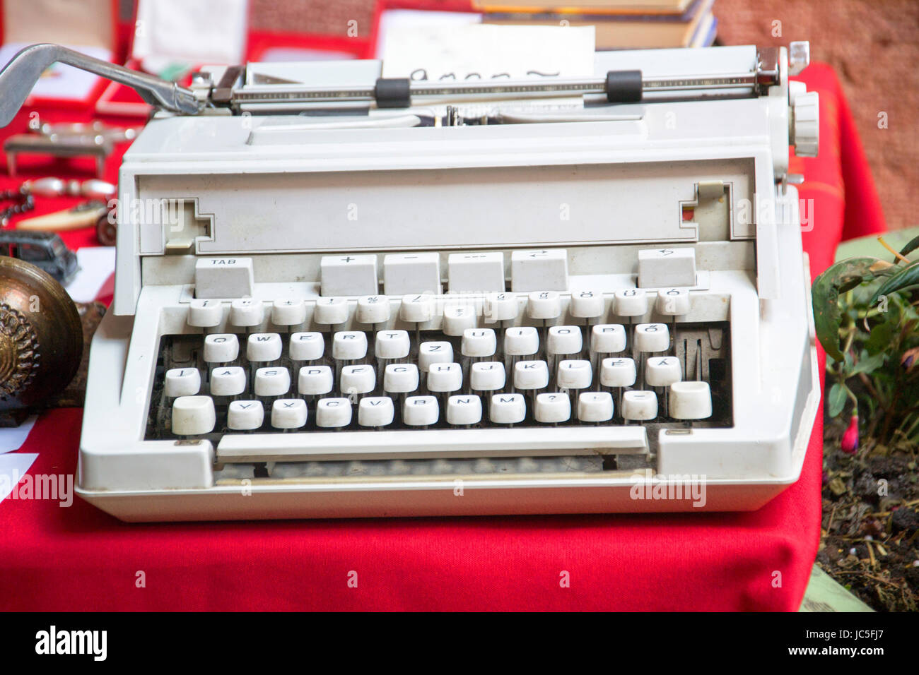 a white typewriter on a flea market Stock Photo - Alamy