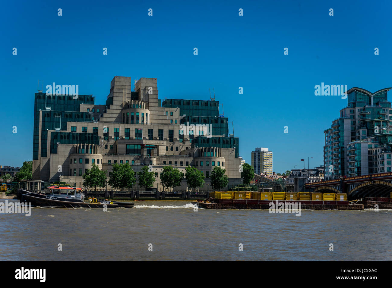 Mi6 building bond hi-res stock photography and images - Alamy