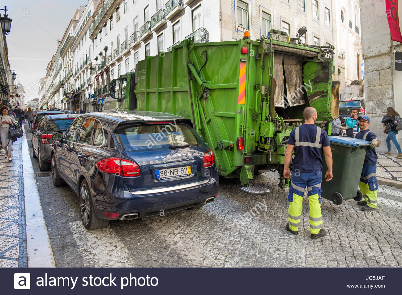 Sanitation Truck Stock Photos & Sanitation Truck Stock Images - Alamy