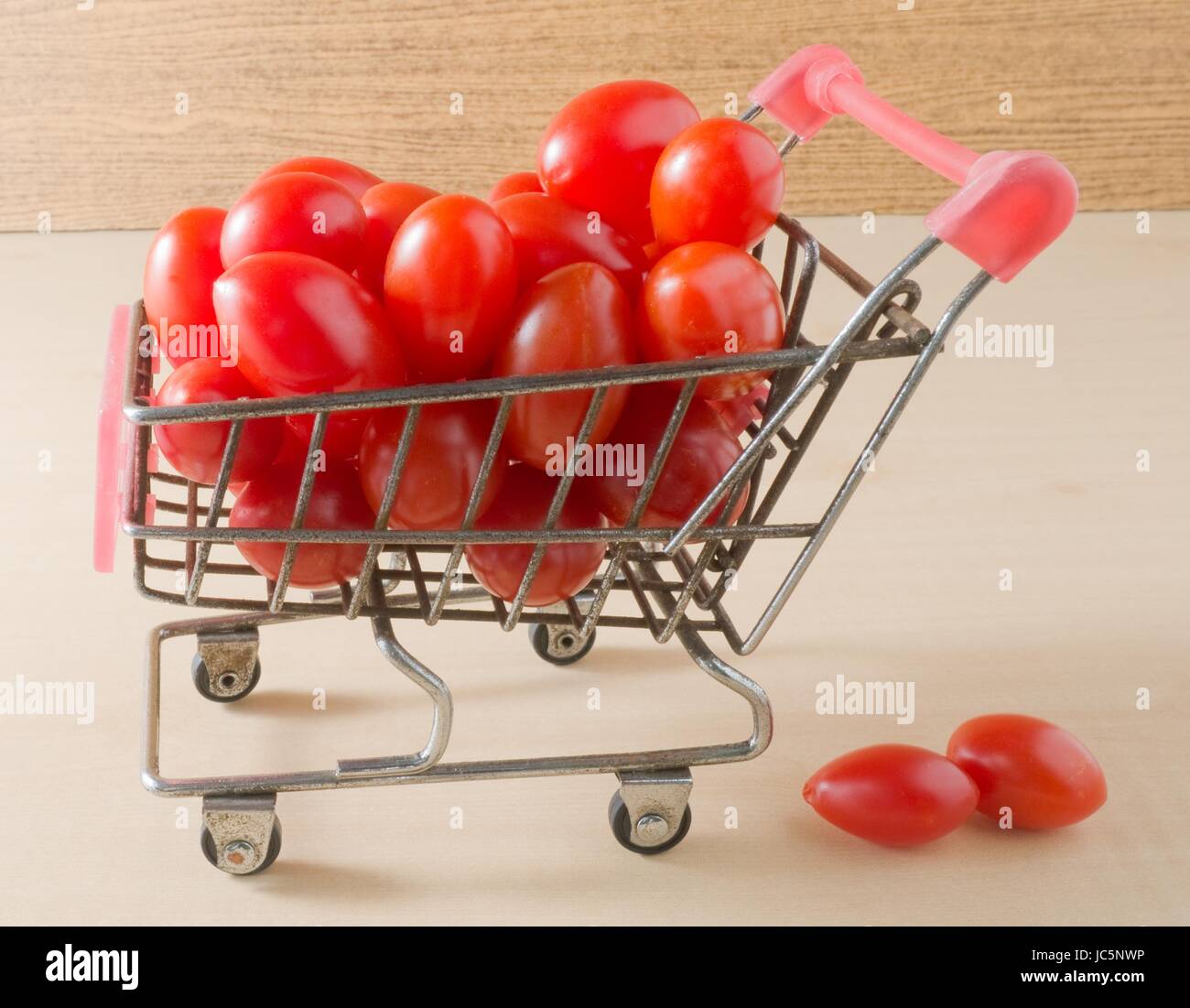 Shopping cart red grape tomatoes hi-res stock photography and images - Alamy