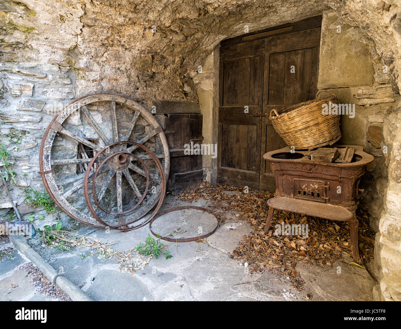 Rustic italian village hi-res stock photography and images - Alamy