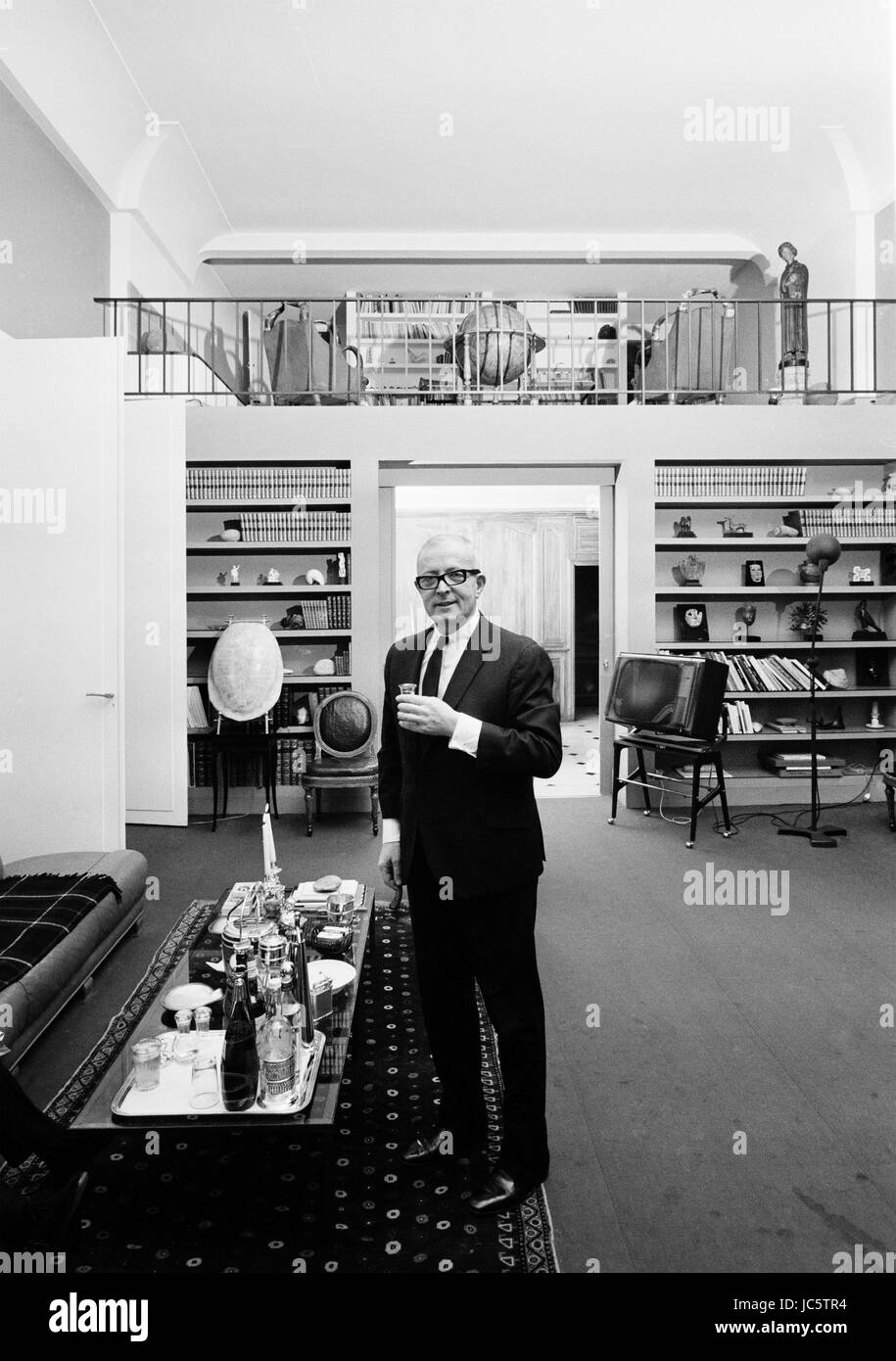 Roger vivier 1960s hi-res stock photography and images - Alamy