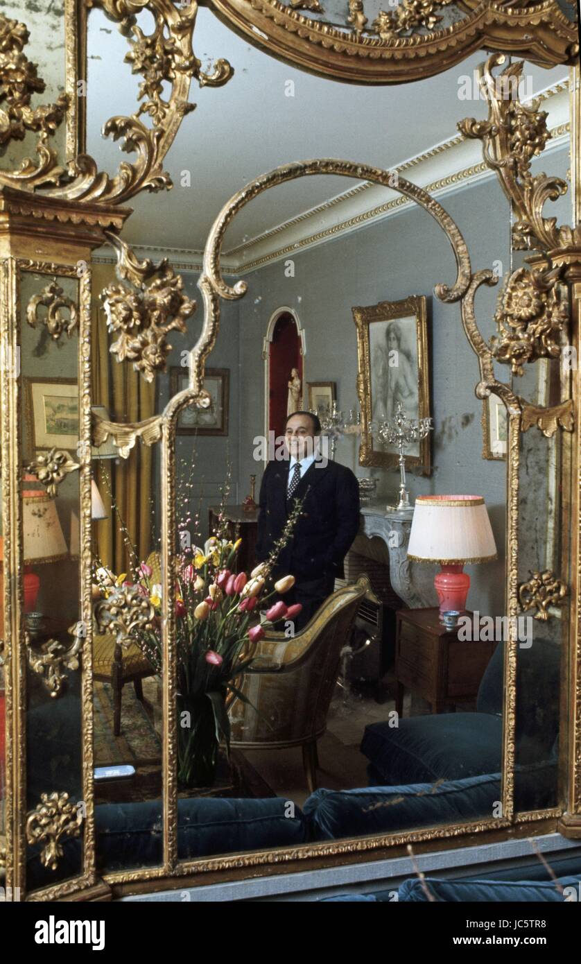 French singer Tino Rossi, at home in his appartment located 40 ...