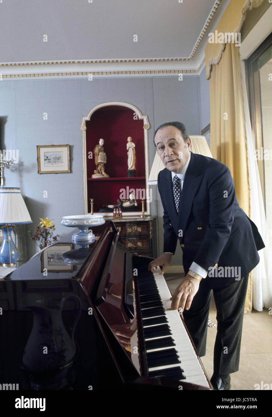 French piano singer hi-res stock photography and images - Alamy